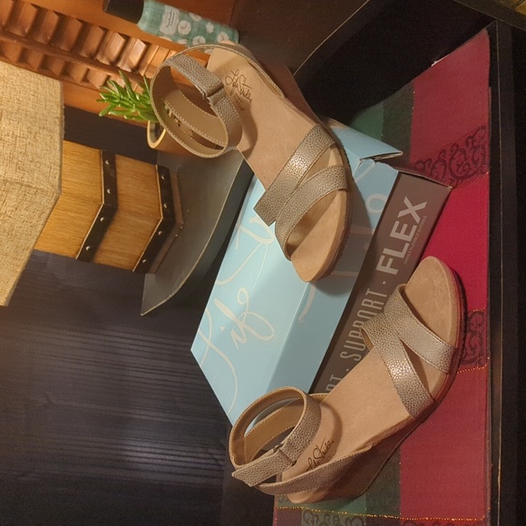 Life Stride | Shoes | New Life Stride Max Chic Flex Wedge Sandals Putty ...